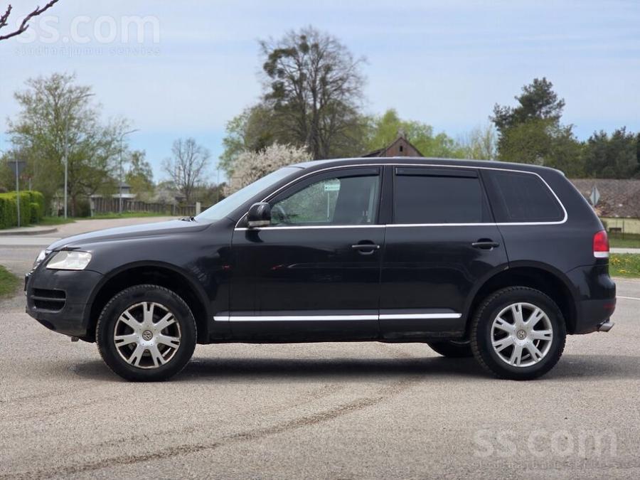Black Volkswagen Touareg 2007 in Liepaja, with an engine capacity of 3.00 L and mileage of 282 thousand km for 2990 €, photo 4 on AUTOMOTO.COM.LV