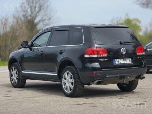 Black Volkswagen Touareg 2007 in Liepaja, with an engine capacity of 3.00 L and mileage of 282 thousand km for 2990 €, photo 11 on AUTOMOTO.COM.LV