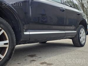 Black Volkswagen Touareg 2007 in Liepaja, with an engine capacity of 3.00 L and mileage of 282 thousand km for 2990 €, photo 12 on AUTOMOTO.COM.LV