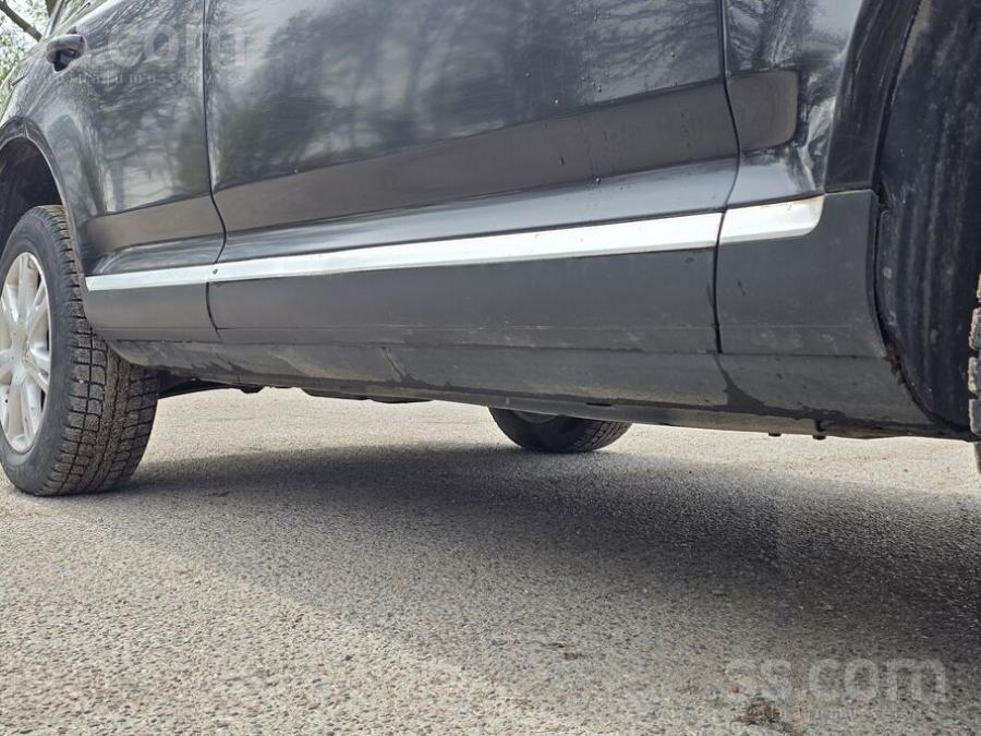 Black Volkswagen Touareg 2007 in Liepaja, with an engine capacity of 3.00 L and mileage of 282 thousand km for 2990 €, photo 16 on AUTOMOTO.COM.LV