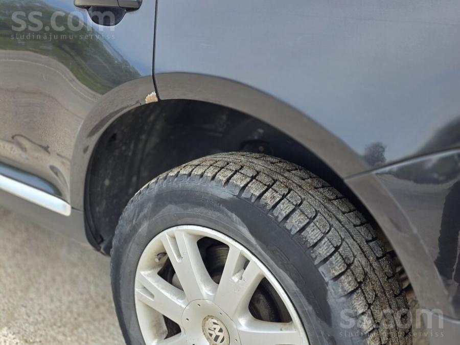 Black Volkswagen Touareg 2007 in Liepaja, with an engine capacity of 3.00 L and mileage of 282 thousand km for 2990 €, photo 17 on AUTOMOTO.COM.LV