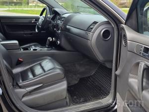 Black Volkswagen Touareg 2007 in Liepaja, with an engine capacity of 3.00 L and mileage of 282 thousand km for 2990 €, photo 19 on AUTOMOTO.COM.LV