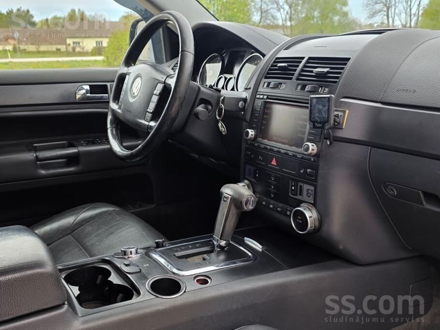 Black Volkswagen Touareg 2007 in Liepaja, with an engine capacity of 3.00 L and mileage of 282 thousand km for 2990 €, photo 20 on AUTOMOTO.COM.LV
