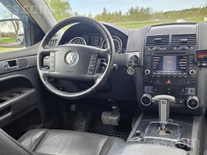 Black Volkswagen Touareg 2007 in Liepaja, with an engine capacity of 3.00 L and mileage of 282 thousand km for 2990 €, photo 24 on AUTOMOTO.COM.LV