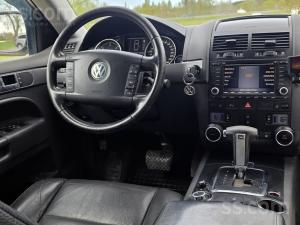 Black Volkswagen Touareg 2007 in Liepaja, with an engine capacity of 3.00 L and mileage of 282 thousand km for 2990 €, photo 25 on AUTOMOTO.COM.LV