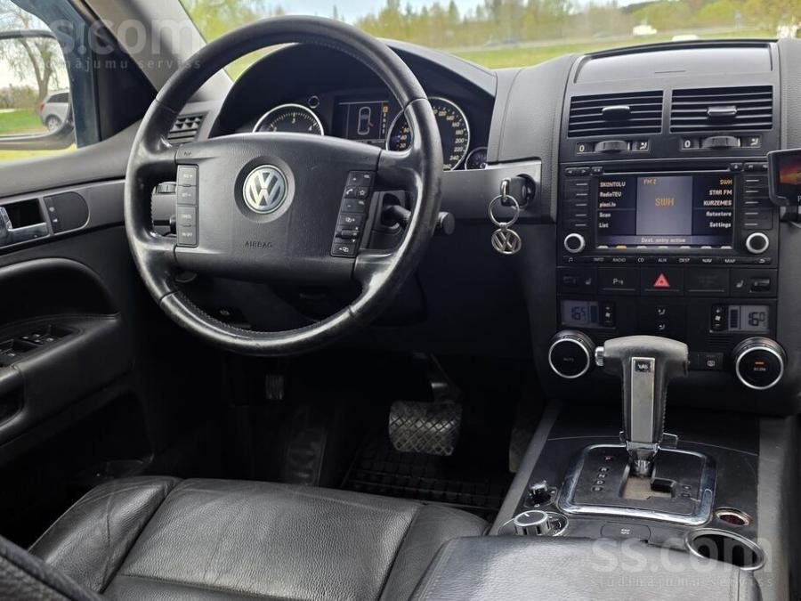 Black Volkswagen Touareg 2007 in Liepaja, with an engine capacity of 3.00 L and mileage of 282 thousand km for 2990 €, photo 25 on AUTOMOTO.COM.LV