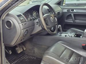Black Volkswagen Touareg 2007 in Liepaja, with an engine capacity of 3.00 L and mileage of 282 thousand km for 2990 €, photo 26 on AUTOMOTO.COM.LV