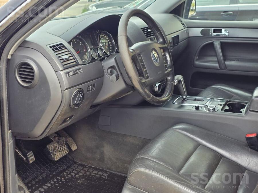 Black Volkswagen Touareg 2007 in Liepaja, with an engine capacity of 3.00 L and mileage of 282 thousand km for 2990 €, photo 26 on AUTOMOTO.COM.LV