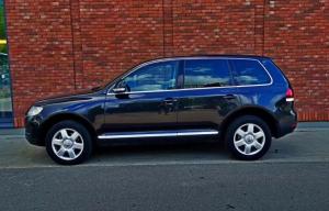 Black Volkswagen Touareg 2007 in Riga, with an engine capacity of 3.00 L and mileage of 289 thousand km for 7100 €, photo 4 on AUTOMOTO.COM.LV