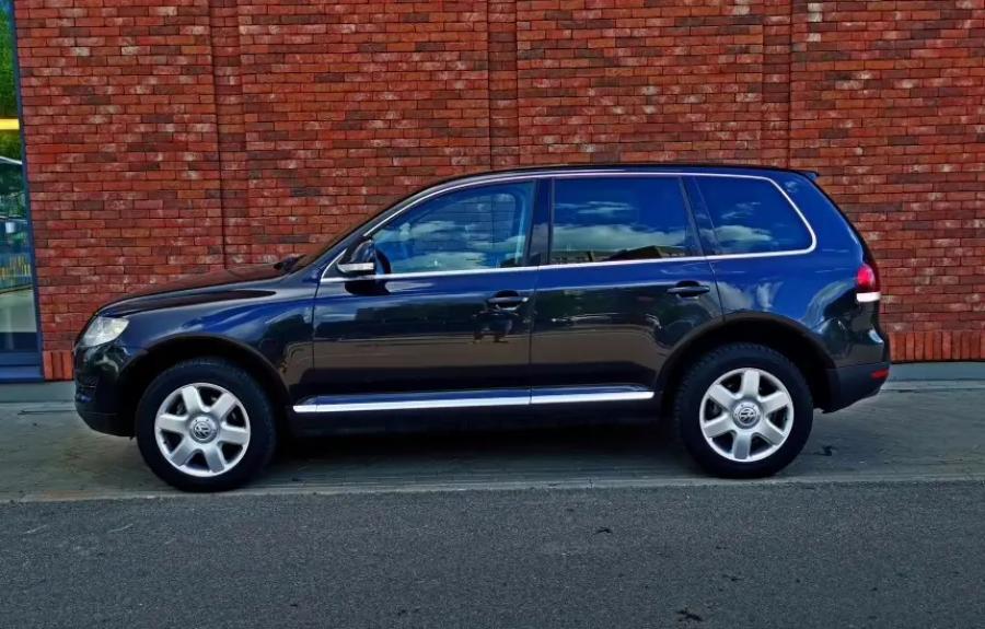 Black Volkswagen Touareg 2007 in Riga, with an engine capacity of 3.00 L and mileage of 289 thousand km for 7100 €, photo 4 on AUTOMOTO.COM.LV
