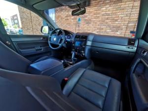 Black Volkswagen Touareg 2007 in Riga, with an engine capacity of 3.00 L and mileage of 289 thousand km for 7100 €, photo 7 on AUTOMOTO.COM.LV