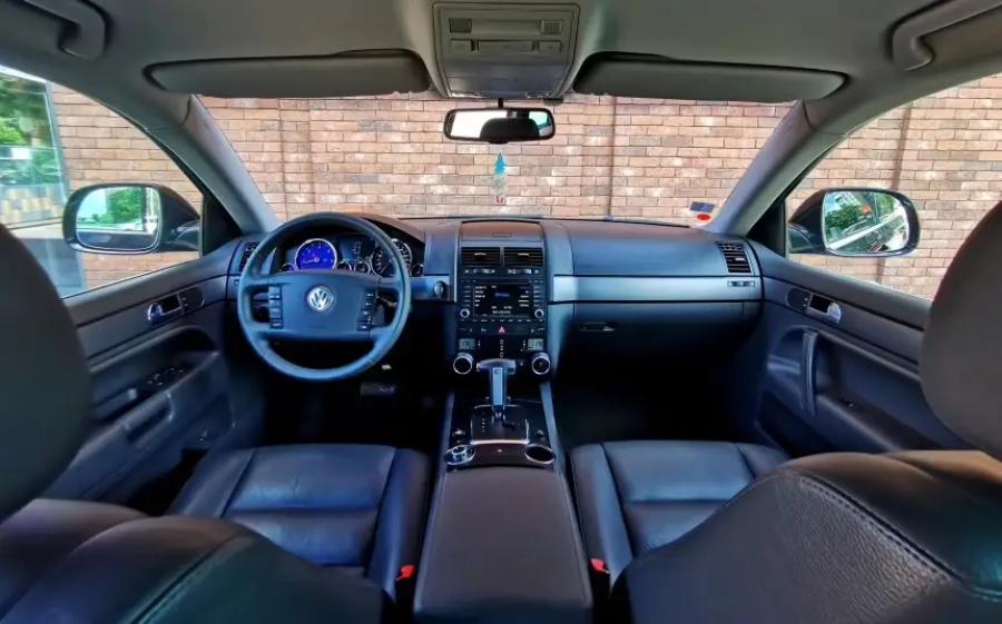Black Volkswagen Touareg 2007 in Riga, with an engine capacity of 3.00 L and mileage of 289 thousand km for 7100 €, photo 8 on AUTOMOTO.COM.LV