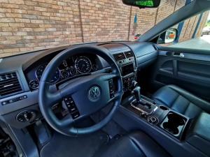 Black Volkswagen Touareg 2007 in Riga, with an engine capacity of 3.00 L and mileage of 289 thousand km for 7100 €, photo 9 on AUTOMOTO.COM.LV