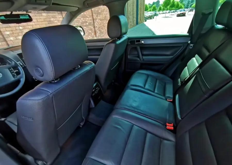 Black Volkswagen Touareg 2007 in Riga, with an engine capacity of 3.00 L and mileage of 289 thousand km for 7100 €, photo 10 on AUTOMOTO.COM.LV