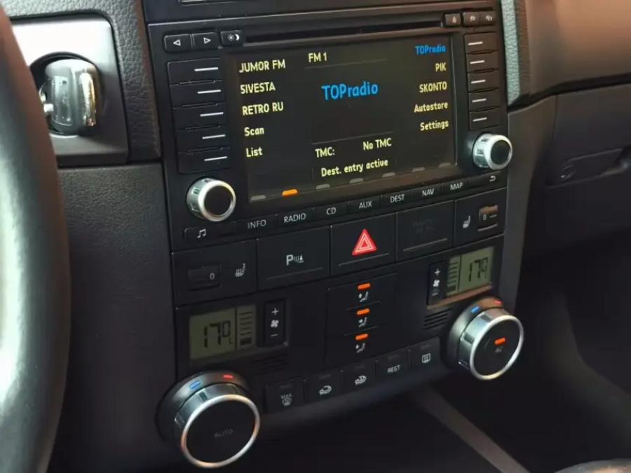 Black Volkswagen Touareg 2007 in Riga, with an engine capacity of 3.00 L and mileage of 289 thousand km for 7100 €, photo 13 on AUTOMOTO.COM.LV