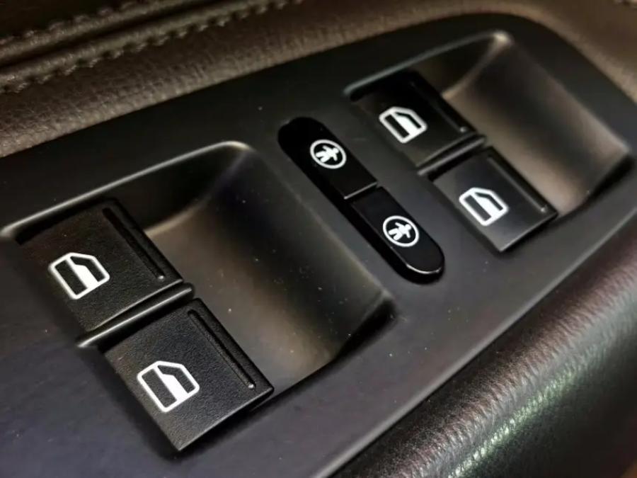 Black Volkswagen Touareg 2007 in Riga, with an engine capacity of 3.00 L and mileage of 289 thousand km for 7100 €, photo 14 on AUTOMOTO.COM.LV