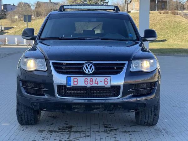 Black Volkswagen Touareg 2007 in Rezekne, with an engine capacity of 3.00 L and mileage of 320 thousand km for 3950 €, photo 1 on AUTOMOTO.COM.LV