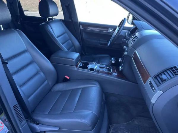 Black Volkswagen Touareg 2007 in Rezekne, with an engine capacity of 3.00 L and mileage of 320 thousand km for 3950 €, photo 8 on AUTOMOTO.COM.LV