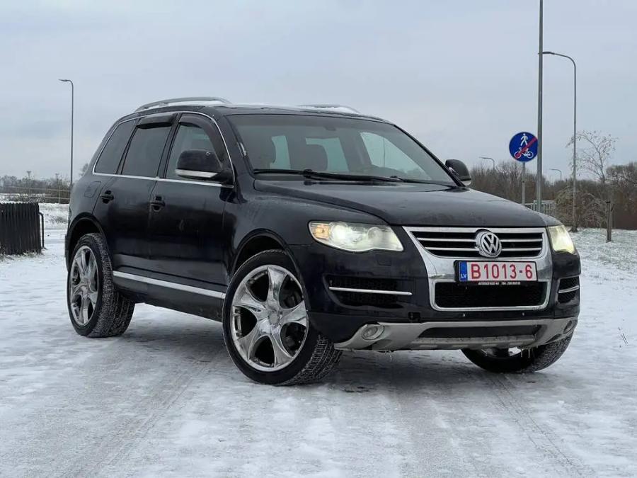Black Volkswagen Touareg 2007 in Rezekne, with an engine capacity of 5.00 L and mileage of 398 thousand km for 3950 €, photo 1 on AUTOMOTO.COM.LV