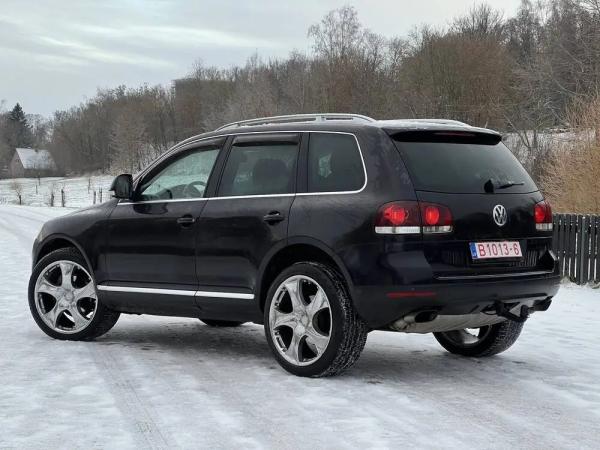 Black Volkswagen Touareg 2007 in Rezekne, with an engine capacity of 5.00 L and mileage of 398 thousand km for 3950 €, photo 2 on AUTOMOTO.COM.LV