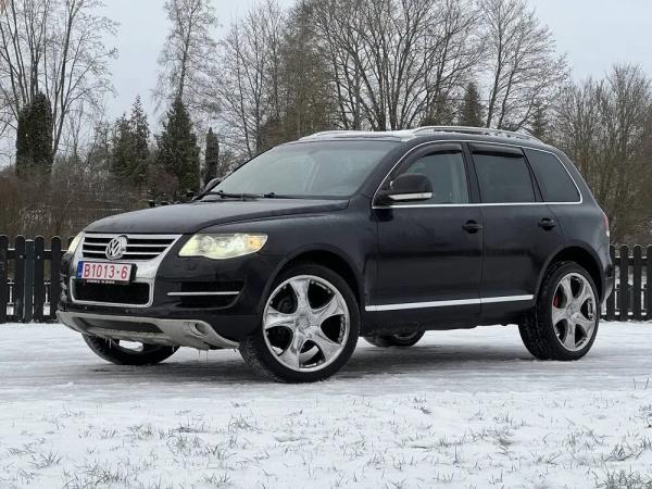 Black Volkswagen Touareg 2007 in Rezekne, with an engine capacity of 5.00 L and mileage of 398 thousand km for 3950 €, photo 4 on AUTOMOTO.COM.LV