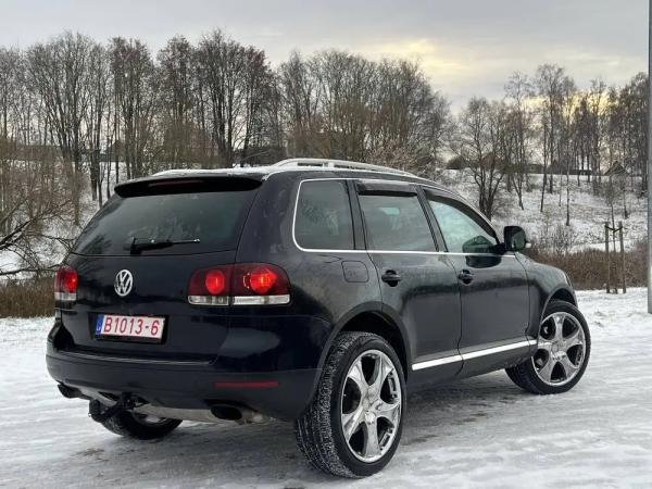 Black Volkswagen Touareg 2007 in Rezekne, with an engine capacity of 5.00 L and mileage of 398 thousand km for 3950 €, photo 5 on AUTOMOTO.COM.LV