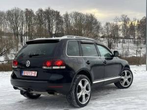 Black Volkswagen Touareg 2007 in Rezekne, with an engine capacity of 5.00 L and mileage of 398 thousand km for 3950 €, photo 6 on AUTOMOTO.COM.LV