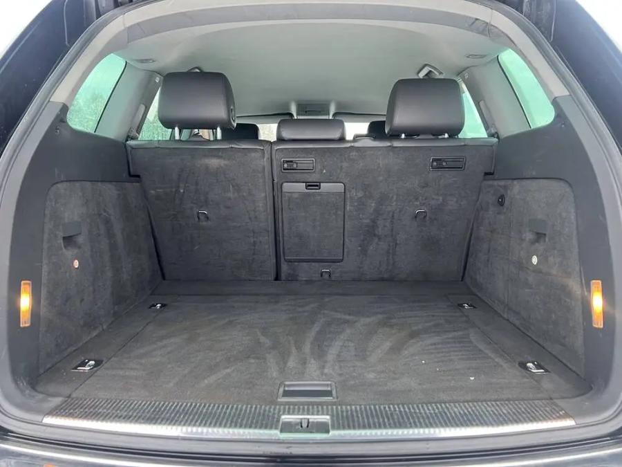 Black Volkswagen Touareg 2007 in Rezekne, with an engine capacity of 5.00 L and mileage of 398 thousand km for 3950 €, photo 7 on AUTOMOTO.COM.LV