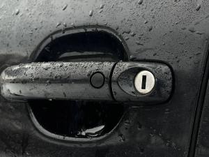 Black Volkswagen Touareg 2007 in Rezekne, with an engine capacity of 5.00 L and mileage of 398 thousand km for 3950 €, photo 8 on AUTOMOTO.COM.LV