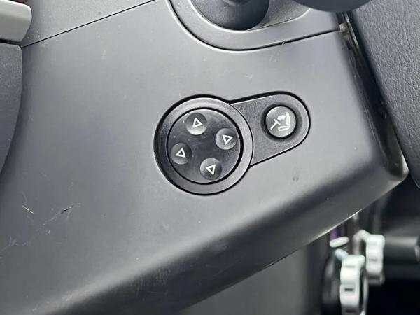 Black Volkswagen Touareg 2007 in Rezekne, with an engine capacity of 5.00 L and mileage of 398 thousand km for 3950 €, photo 9 on AUTOMOTO.COM.LV