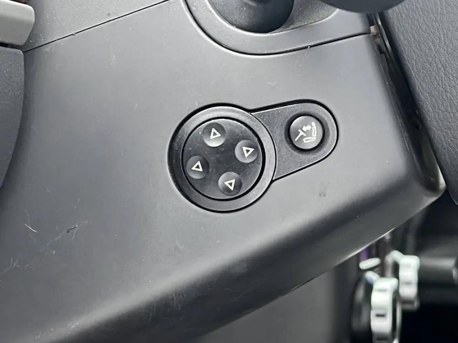 Black Volkswagen Touareg 2007 in Rezekne, with an engine capacity of 5.00 L and mileage of 398 thousand km for 3950 €, photo 10 on AUTOMOTO.COM.LV