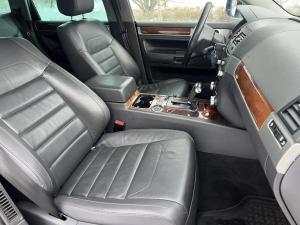 Black Volkswagen Touareg 2007 in Rezekne, with an engine capacity of 5.00 L and mileage of 398 thousand km for 3950 €, photo 13 on AUTOMOTO.COM.LV