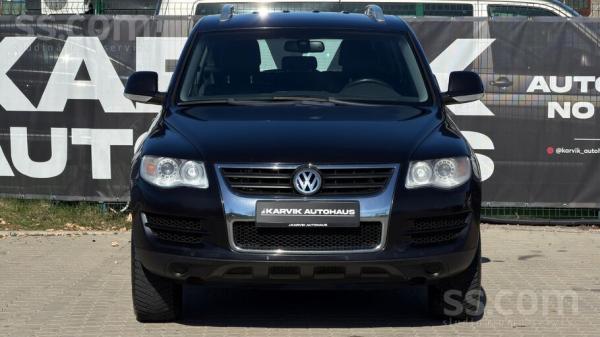 Black Volkswagen Touareg 2007 in Liepaja, with an engine capacity of 2.50 L and mileage of 369 thousand km for 3390 €, photo 1 on AUTOMOTO.COM.LV