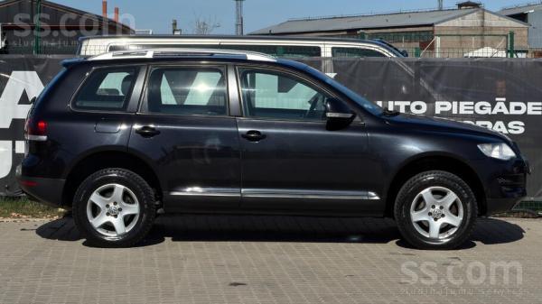 Black Volkswagen Touareg 2007 in Liepaja, with an engine capacity of 2.50 L and mileage of 369 thousand km for 3390 €, photo 3 on AUTOMOTO.COM.LV