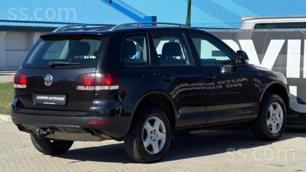 Black Volkswagen Touareg 2007 in Liepaja, with an engine capacity of 2.50 L and mileage of 369 thousand km for 3390 €, photo 4 on AUTOMOTO.COM.LV