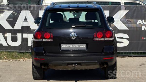 Black Volkswagen Touareg 2007 in Liepaja, with an engine capacity of 2.50 L and mileage of 369 thousand km for 3390 €, photo 5 on AUTOMOTO.COM.LV
