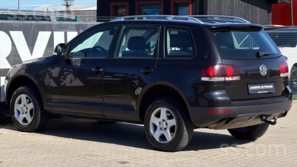 Black Volkswagen Touareg 2007 in Liepaja, with an engine capacity of 2.50 L and mileage of 369 thousand km for 3390 €, photo 6 on AUTOMOTO.COM.LV