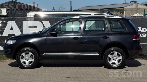 Black Volkswagen Touareg 2007 in Liepaja, with an engine capacity of 2.50 L and mileage of 369 thousand km for 3390 €, photo 7 on AUTOMOTO.COM.LV