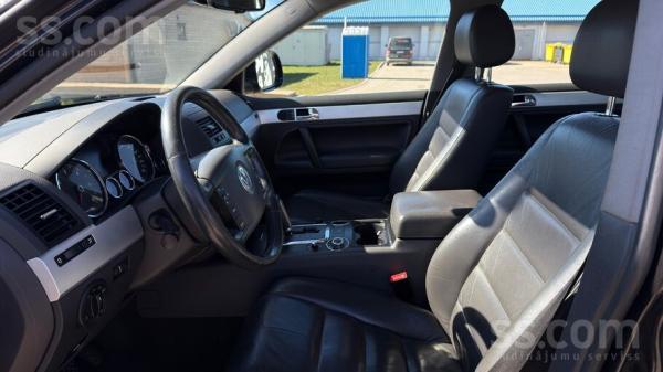 Black Volkswagen Touareg 2007 in Liepaja, with an engine capacity of 2.50 L and mileage of 369 thousand km for 3390 €, photo 9 on AUTOMOTO.COM.LV