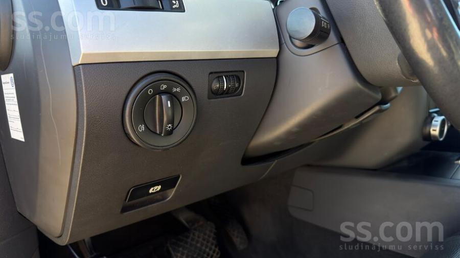 Melns Volkswagen Touareg 2007 Liepāja, ar dzinēja tilpumu 2.50 L un nobraukumu 369 tūkst. km par 3390 €, foto 11 vietnē AUTOMOTO.COM.LV