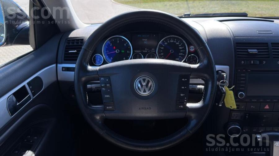Melns Volkswagen Touareg 2007 Liepāja, ar dzinēja tilpumu 2.50 L un nobraukumu 369 tūkst. km par 3390 €, foto 12 vietnē AUTOMOTO.COM.LV