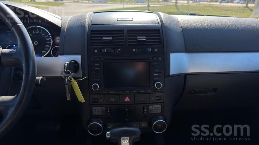 Melns Volkswagen Touareg 2007 Liepāja, ar dzinēja tilpumu 2.50 L un nobraukumu 369 tūkst. km par 3390 €, foto 13 vietnē AUTOMOTO.COM.LV