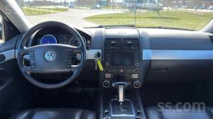 Melns Volkswagen Touareg 2007 Liepāja, ar dzinēja tilpumu 2.50 L un nobraukumu 369 tūkst. km par 3390 €, foto 14 vietnē AUTOMOTO.COM.LV