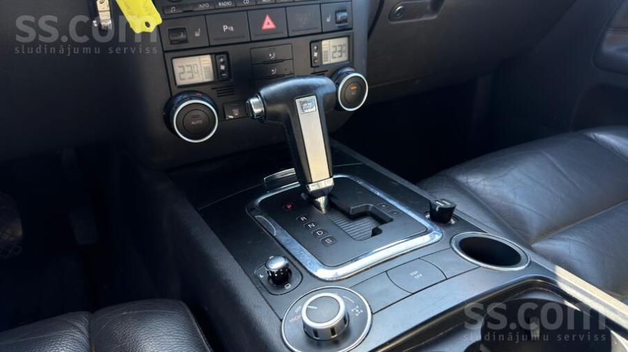 Melns Volkswagen Touareg 2007 Liepāja, ar dzinēja tilpumu 2.50 L un nobraukumu 369 tūkst. km par 3390 €, foto 15 vietnē AUTOMOTO.COM.LV