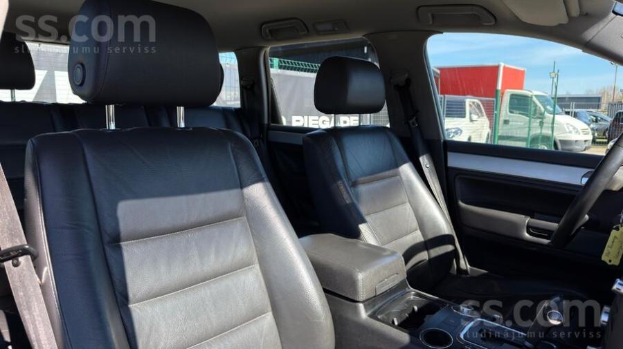 Melns Volkswagen Touareg 2007 Liepāja, ar dzinēja tilpumu 2.50 L un nobraukumu 369 tūkst. km par 3390 €, foto 18 vietnē AUTOMOTO.COM.LV