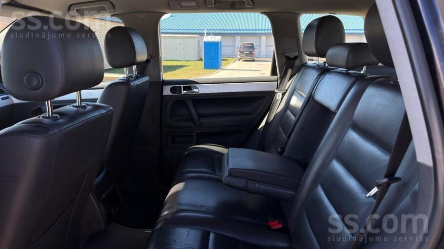 Melns Volkswagen Touareg 2007 Liepāja, ar dzinēja tilpumu 2.50 L un nobraukumu 369 tūkst. km par 3390 €, foto 19 vietnē AUTOMOTO.COM.LV