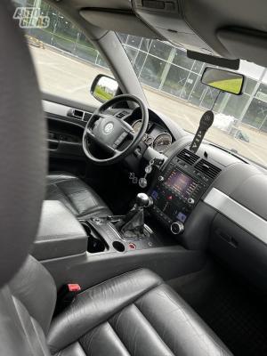 Melns Volkswagen Touareg 2007 Šauļi, ar dzinēja tilpumu 2.50 L un nobraukumu 288 tūkst. km par 4500 €, foto 17 vietnē AUTOMOTO.COM.LV