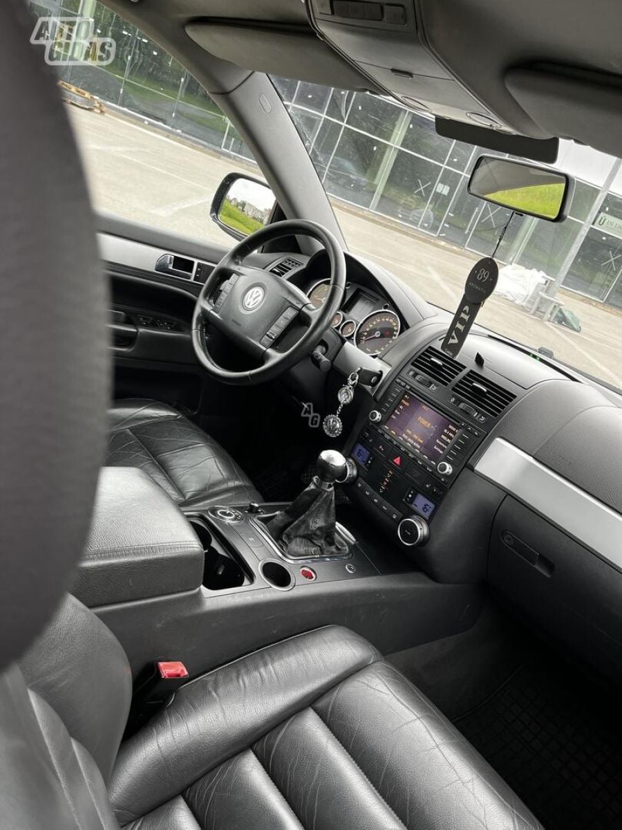 Melns Volkswagen Touareg 2007 Šauļi, ar dzinēja tilpumu 2.50 L un nobraukumu 288 tūkst. km par 4500 €, foto 17 vietnē AUTOMOTO.COM.LV