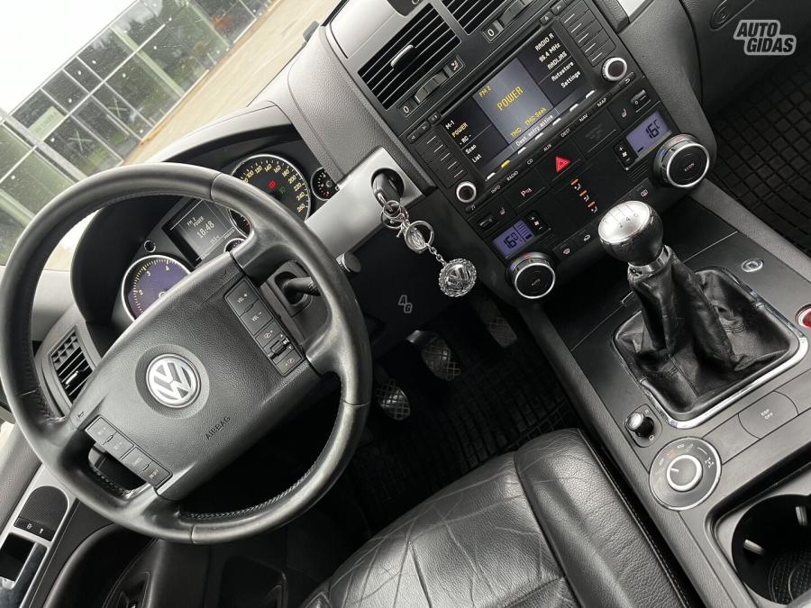 Melns Volkswagen Touareg 2007 Šauļi, ar dzinēja tilpumu 2.50 L un nobraukumu 288 tūkst. km par 4500 €, foto 18 vietnē AUTOMOTO.COM.LV
