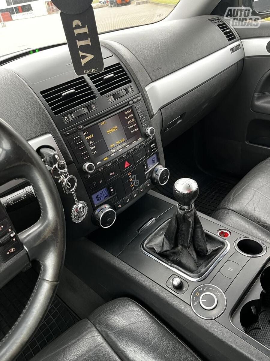 Melns Volkswagen Touareg 2007 Šauļi, ar dzinēja tilpumu 2.50 L un nobraukumu 288 tūkst. km par 4500 €, foto 21 vietnē AUTOMOTO.COM.LV